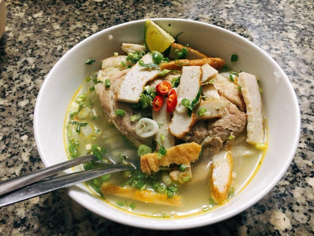 Thưởng thức Bánh canh cá lóc Măng Đen đậm đà, chuẩn vị núi rừng